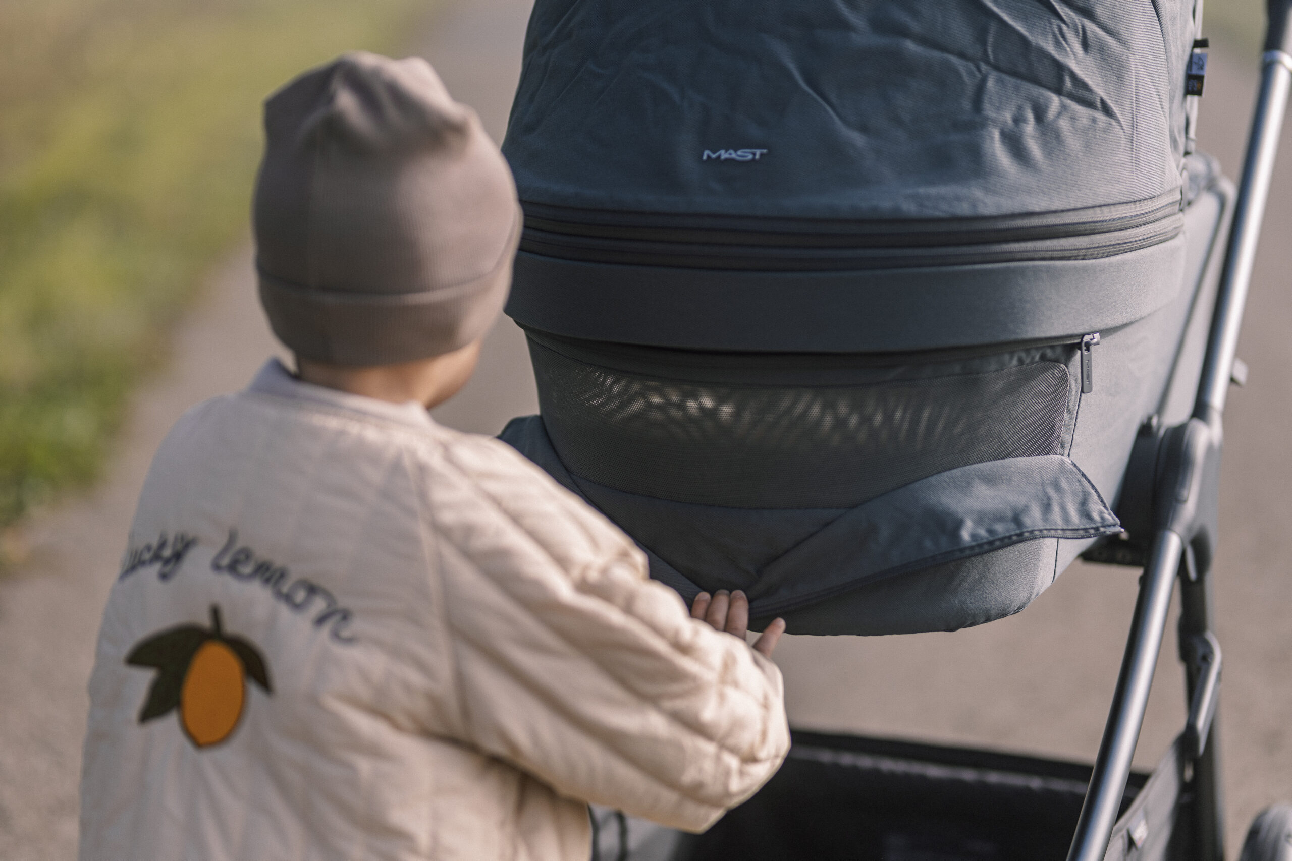 MAST Swiss Design M.5x: Comfort e Stile per Genitori Moderni - Polkadot